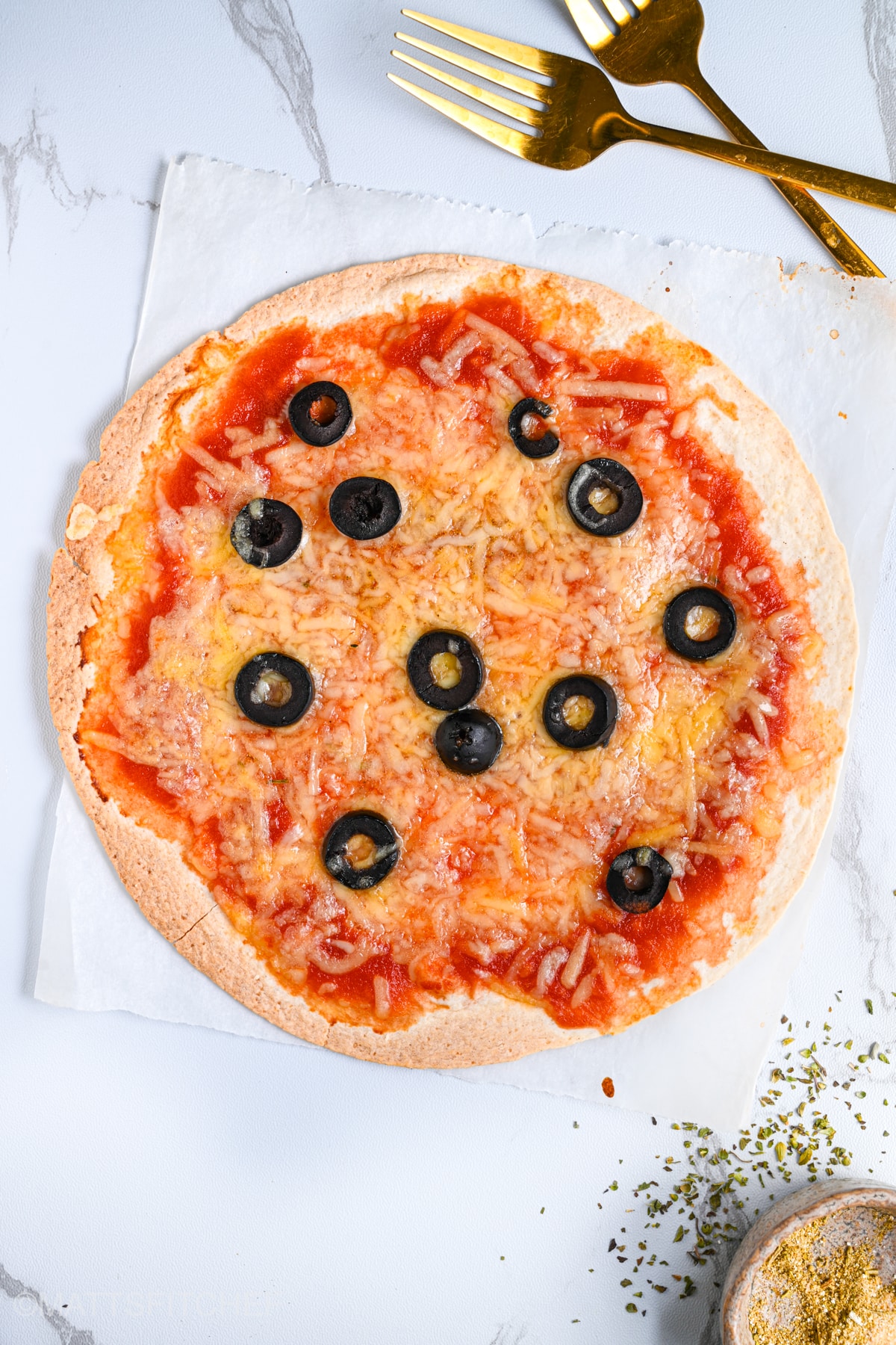 Crispy Tortilla Pizza {15 Minute Easy Recipe}